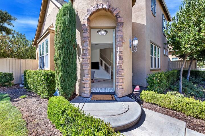 Charming Clovis 3bd/3ba Home @ Harlan Ranch W/pool - Clovis, CA
