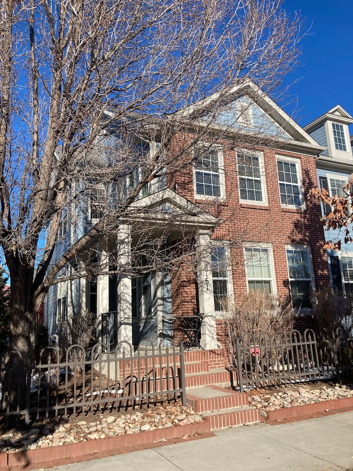 Bright Central Park Townhouse (30-day Minimum) - Denver, CO