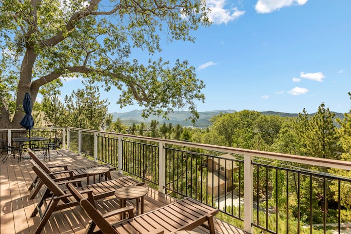 Bernie's Mountain Retreat W/ Lake Views + Hot Tub - Crestline, CA