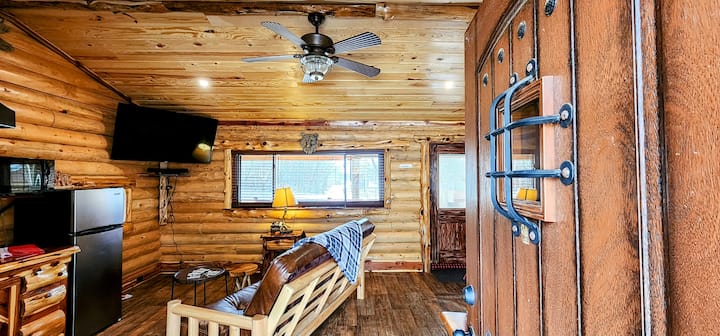 Music Mountain Retreat Cabin B - Hot Springs, AR