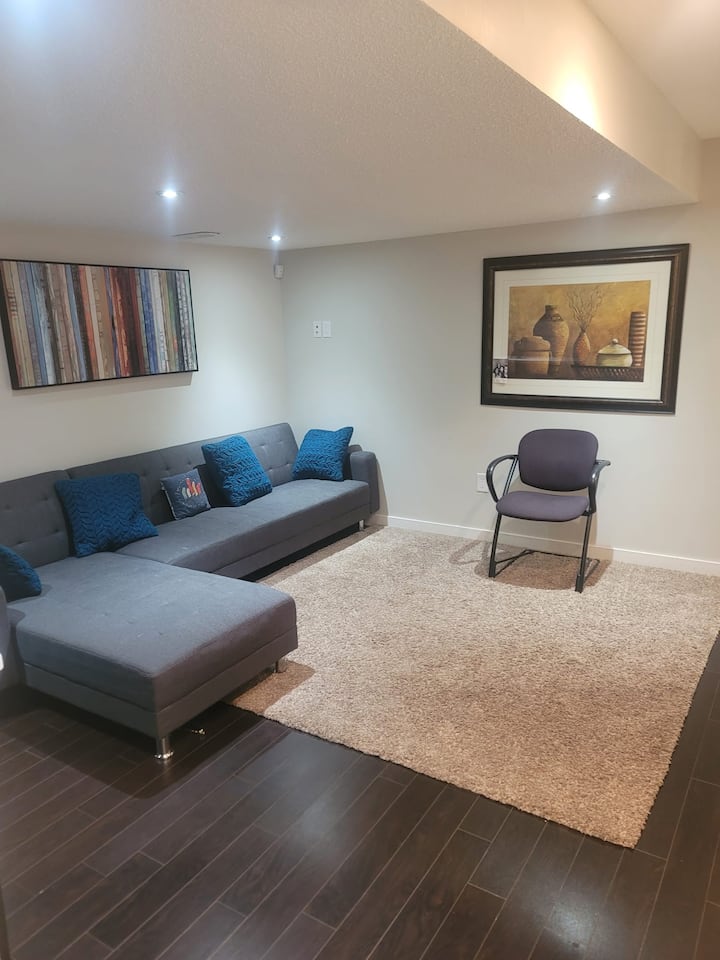 Lavish 2 Bedroom Basement Of Cougar R Nr Winsport - Calgary