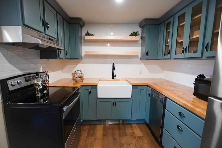 Back Bay Tuck-away *Private Downtown Parking Spot! - Alton, NH