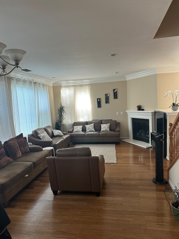 Private Room With Detached Private Bathroom - Hayward, CA