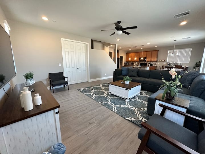 Relaxing 5br Vegas Home Escape - North Las Vegas, NV