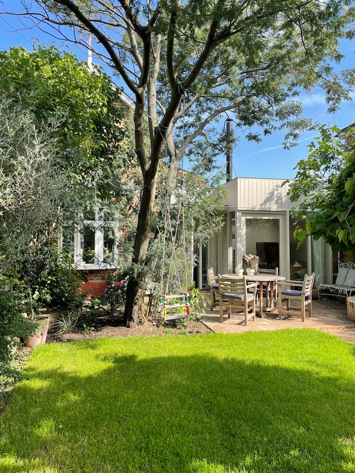 Family Cottage With Beautiful Garden - London