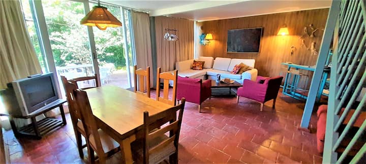 Cálida Casa De Madera De 2 Pisos - Algarrobo