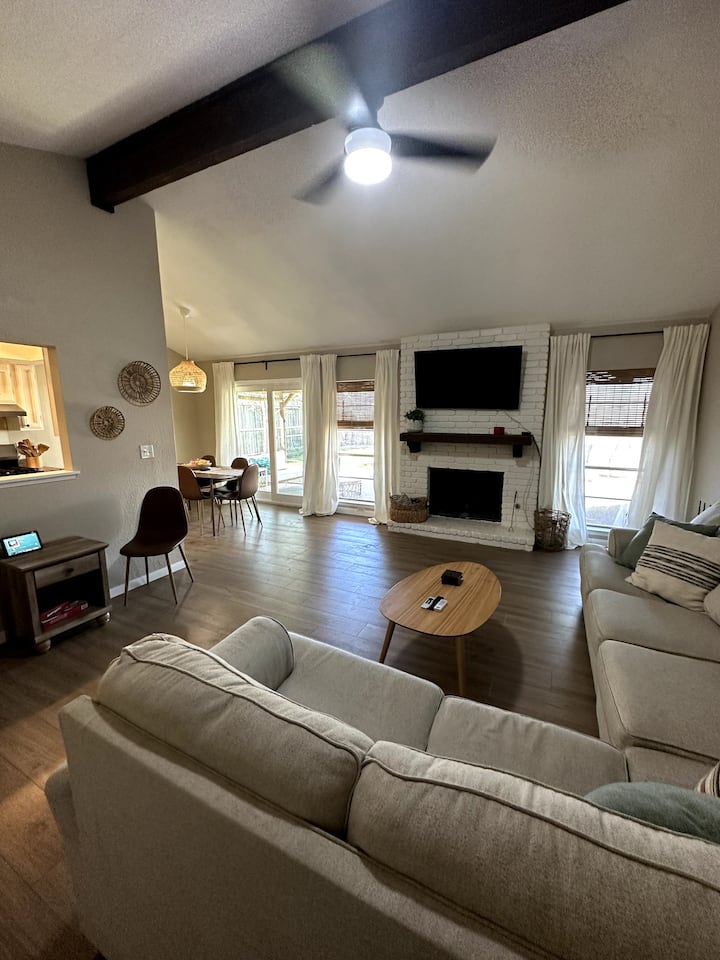 Cozy Home W/outdoor Area+firepit - Universal City, TX