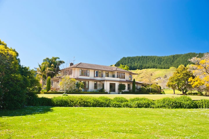 Historic 8-bedroom Homestead - Gisborne