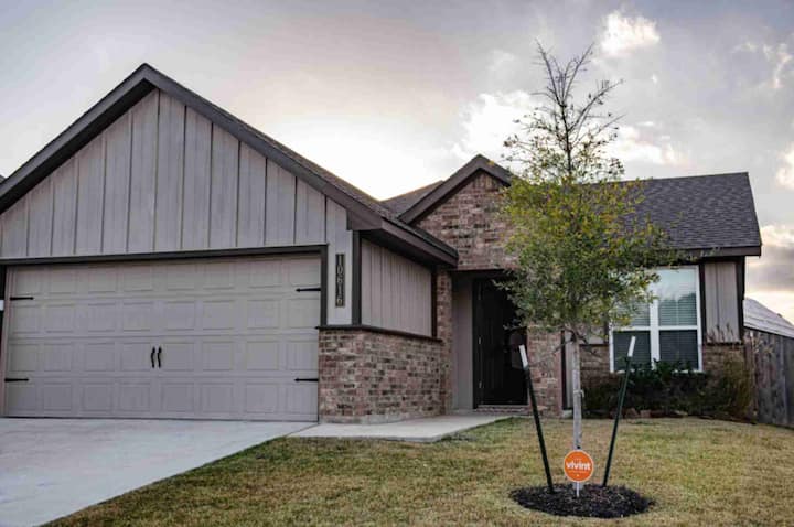 College Station Home Away From Home!l Newly Built! - Bryan, TX