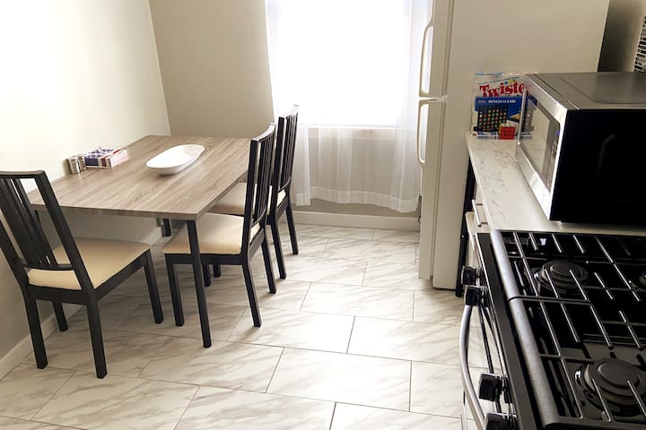 Queen Bed & Sofa, Cozy, 50" Tv, Low Cleaning Fee! - Brooklyn, NY