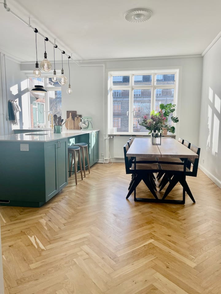 Stylish Spacious With Sunny Balcony In Hotspot - Copenhaguen