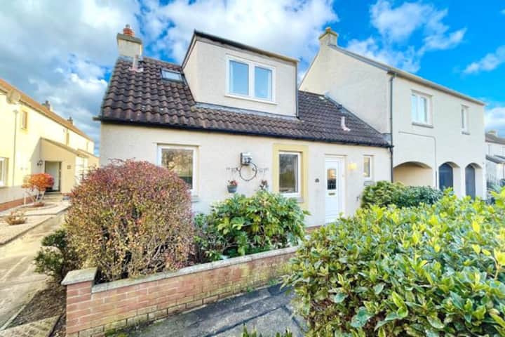Cosy 2 Bedroom Home W/free Parking Near City - Edinburgh