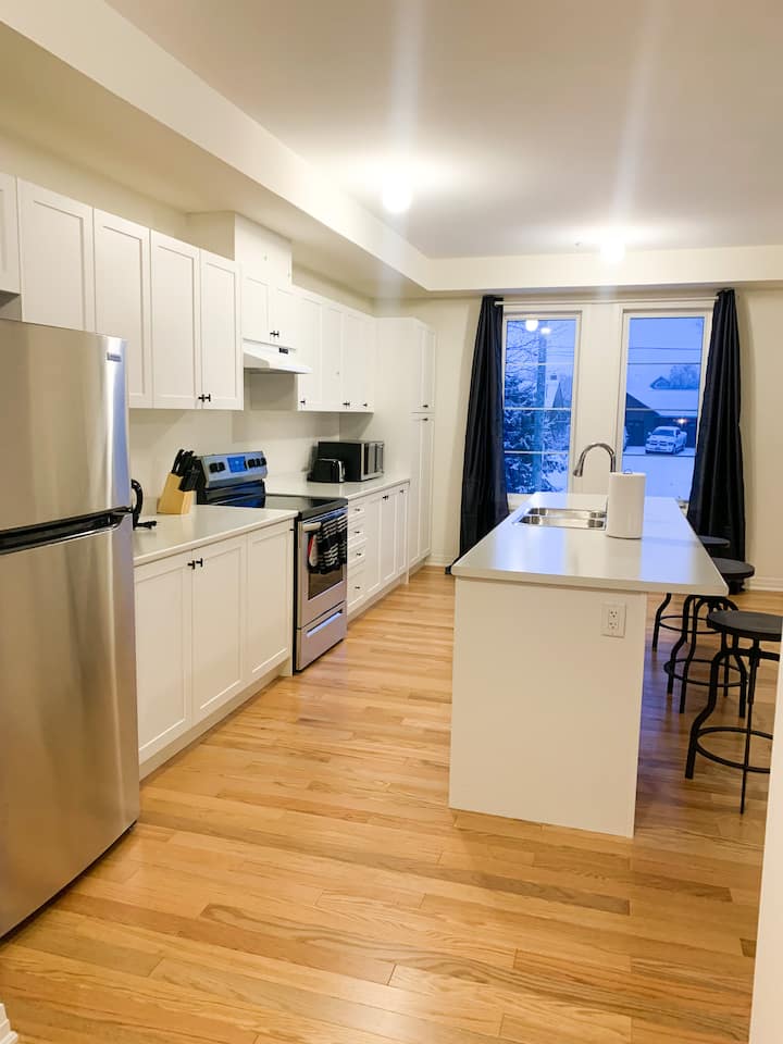 Cozy Bedroom In Bowmanville - Bowmanville