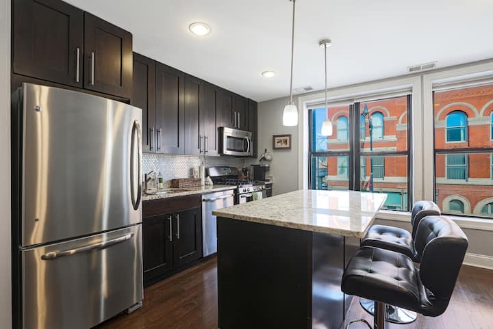 Entire Apartment In Lincoln Park - Chicago, IL