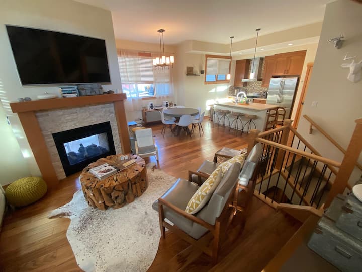 Immaculate Home In The Three Sisters - Canmore