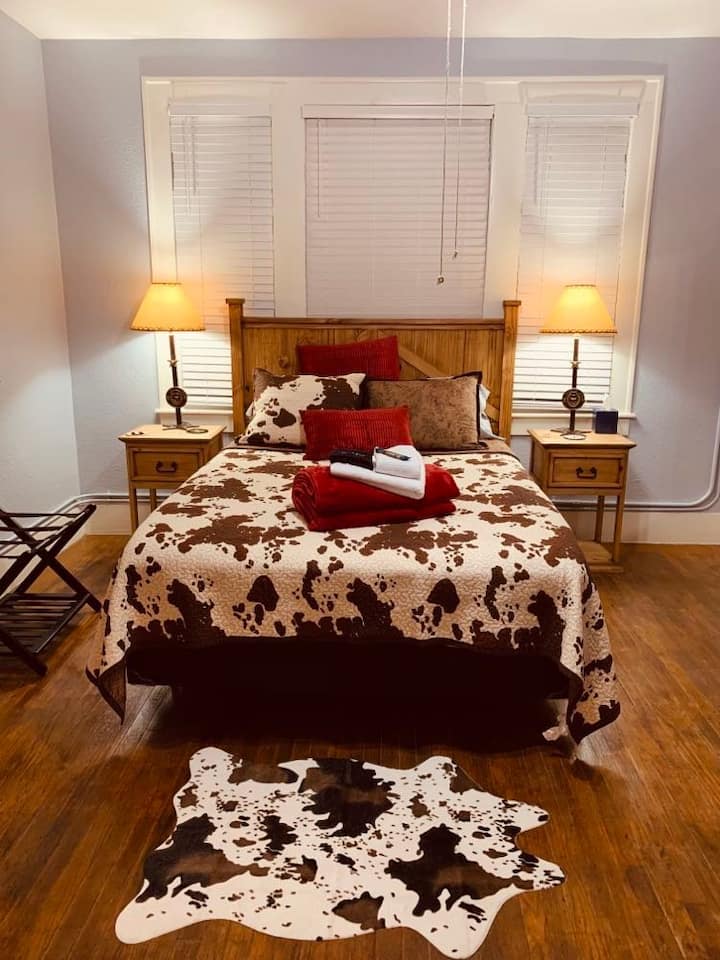 *Quiet Rustic Charm In Uptown* Pets Yes! - Brownwood, TX