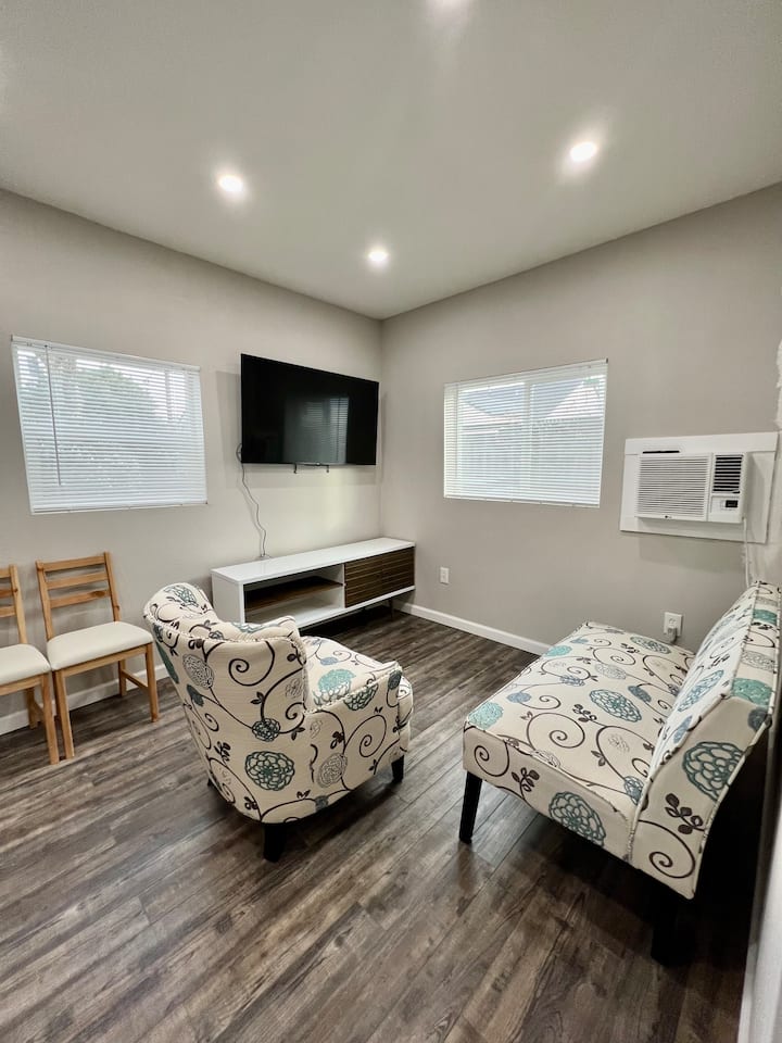 New 1br Unit W/ Own Full Kitchen, Bath & Backyard! - ストックトン, CA