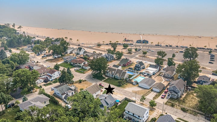 Beachside Bliss: Hot Tub, Tiki Bar, Sauna, Arcade! - Muskegon, MI