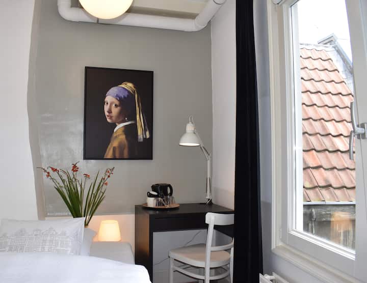 65 Superlocated Canalhouse Room, Private Bathroom - Amsterdam
