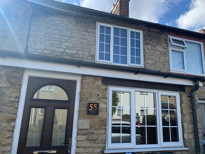 Bicester Two Bedroom Old School Cottage - Bicester
