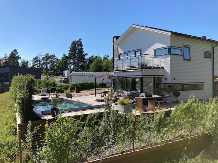 Hus Med Pool Nära Strand - Zweden