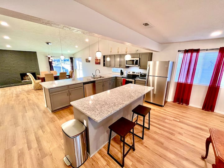 4 Bedroom - Gorgeous Newly Renovated Home - Petroglyph National Monument