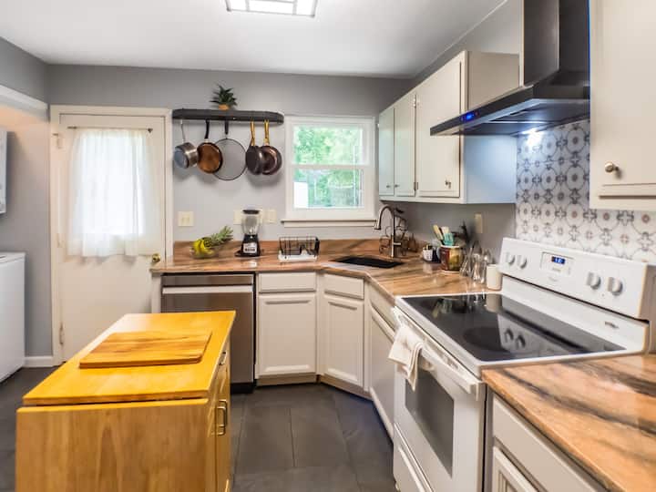 House Share W/ Private Bath In Quiet Comfort Home. - Charlottesville, VA
