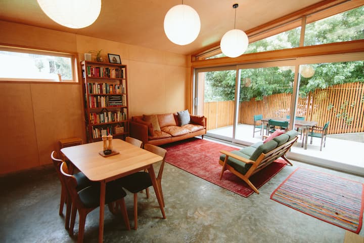 Secluded, Newly-built Town House - Auckland