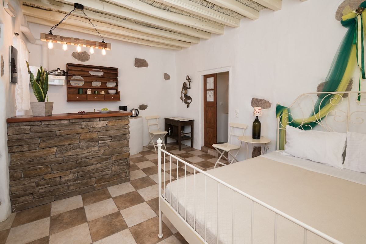 Αlexandra studios(studio2) - Cycladic houses (Greece) for Rent in Plaka ...