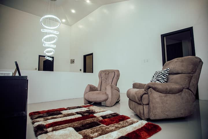 Casa Moderna, Amplia, Segura Y Tranquila - Puyo