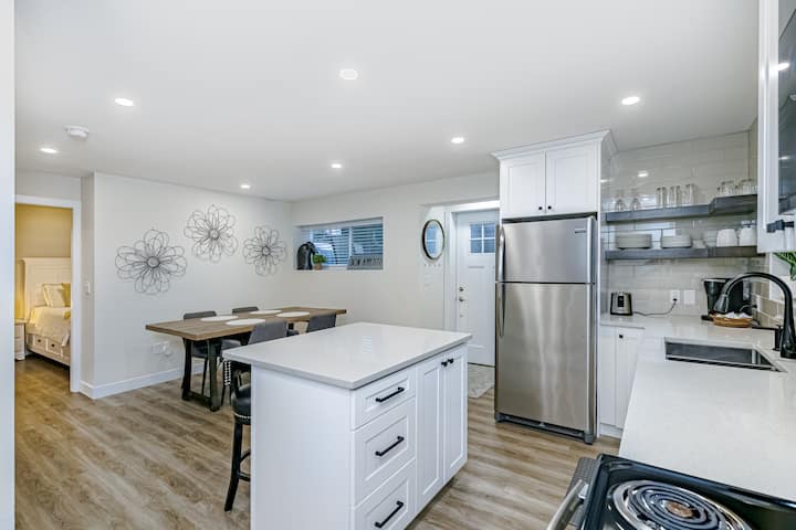 New & Modern 1 Bedroom Suite - Nearby Skytrain! - 코퀴틀럼
