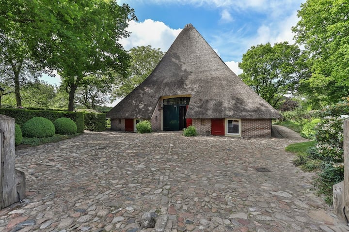 Kom Tot Rust In Sfeervol Bed, Book And Breakfast - Assen