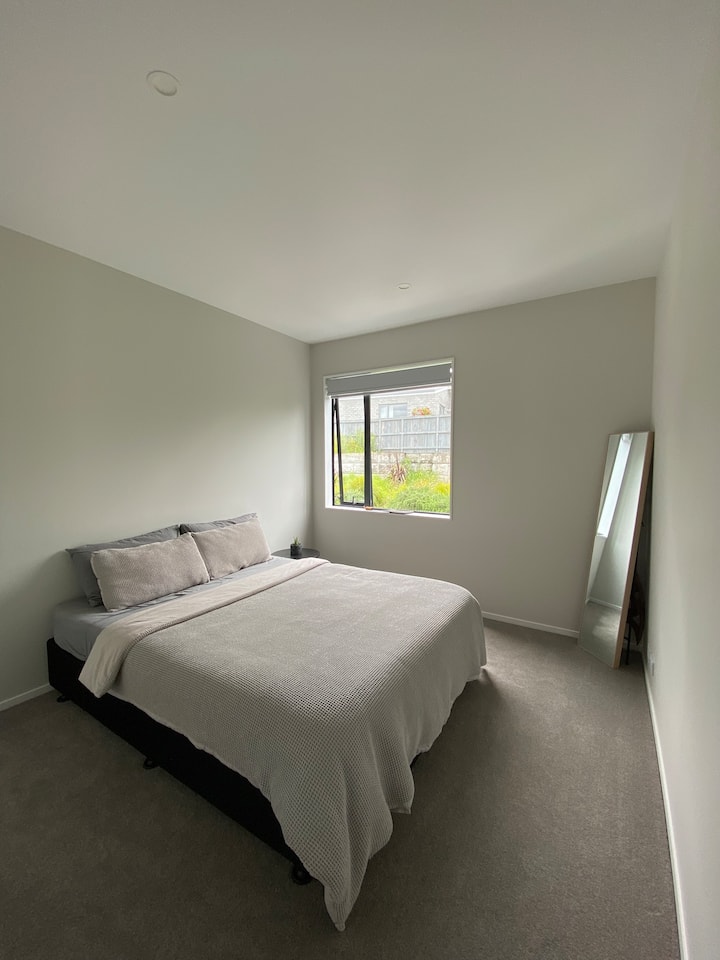 A Room With All The Extras! - Riverhead