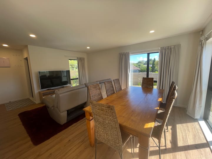 Modern House By The Reserve (9) - Auckland