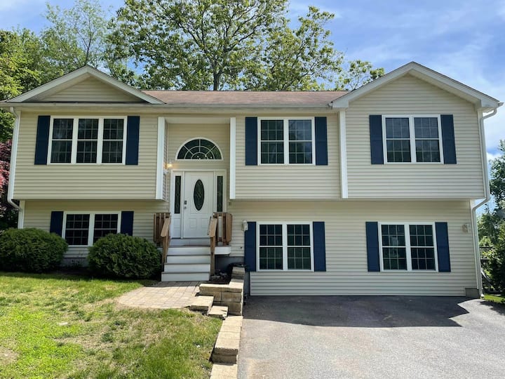 Perfect Family Summer Getaway - Narragansett, RI