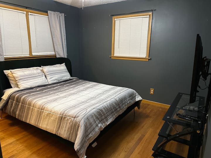 Queen Bed On Cottage Grove! Free Parking! - Champaign, IL