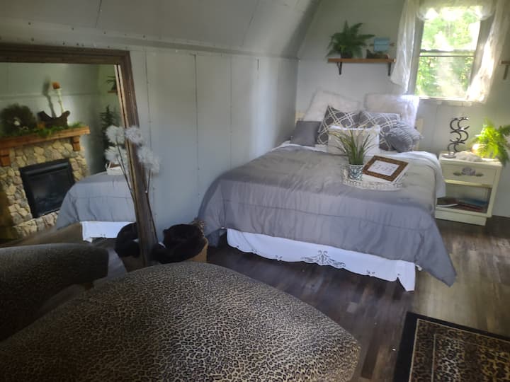 D Bed N Shed
Glamping Experience - Knoxville, TN