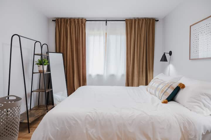 Bright 4br W/ 3 Kings | Near Ndsu & Downtown - Fargo, ND