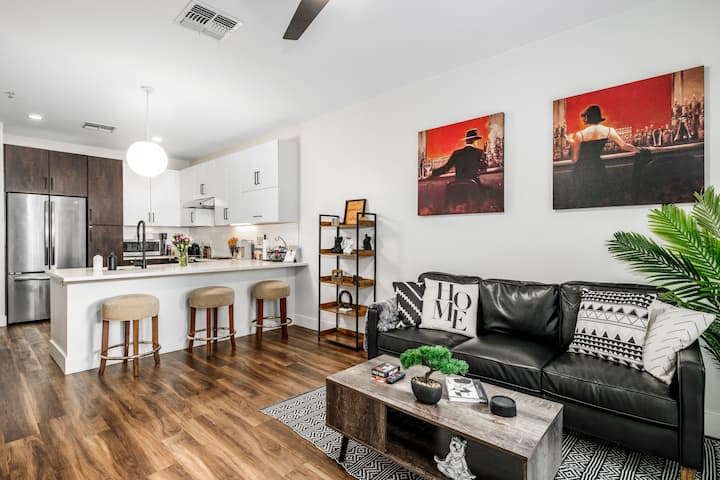 Escape To Luxurious & Modern 1 Br Tempe Town Lake - Tempe, AZ