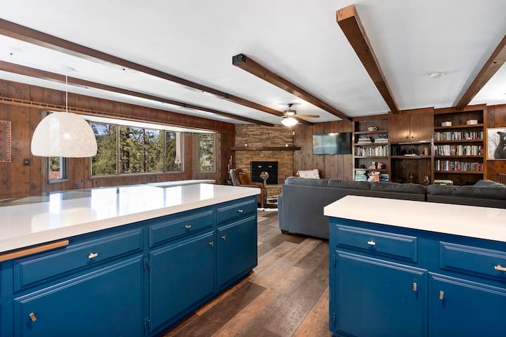 Woodsy Glam, Hot Tub, Firepit, Great Deck - Big Bear Lake, CA