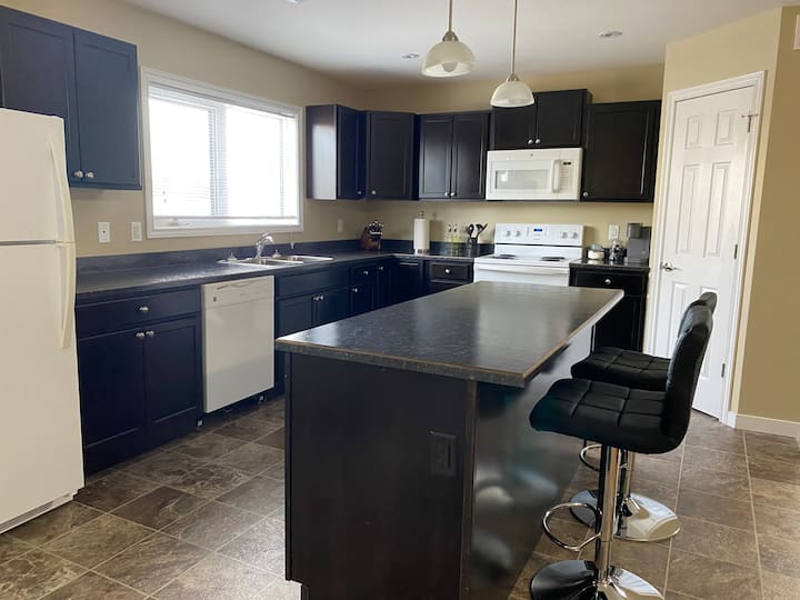 Spacious 2 Bdm Close To Airport - Regina