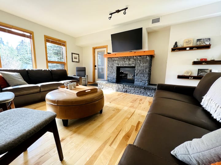 Large Deluxe Condo Steps From Malcolm Hotel - Canmore