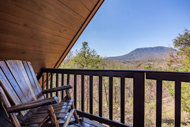 Mountain View, Fire Pit, Hot Tub, & Game Room! - Sevierville, TN