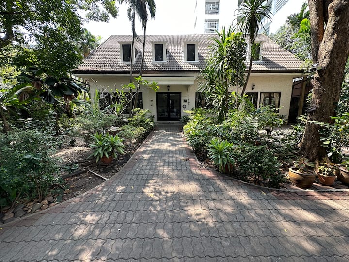 Ekkamai House With Lots Of Trees - Bangkok