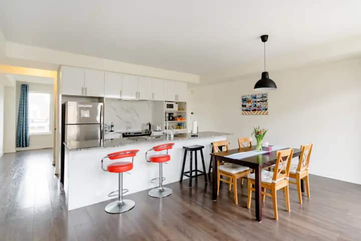 A Room On 1st Floor In Heart Of Oakville - Oakville
