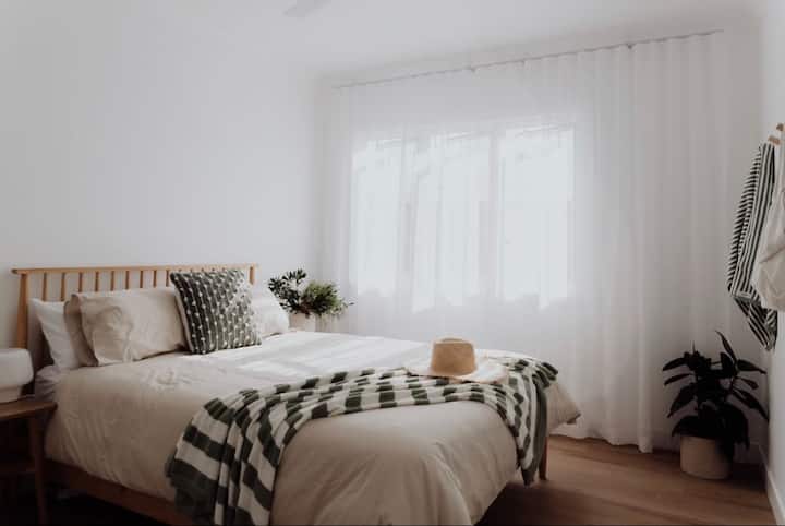 Beach House Only Metres From The Main Street! - 포츠빌