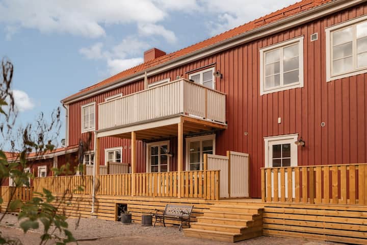 Rymlig Trerumslägenhet Med Altan Mot Innegård - Mörbylånga