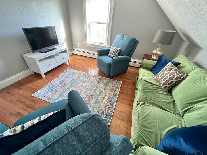 30+ Dog-friendly 2 Bed/1bath W/parking + Fast Wifi - Rhode Island