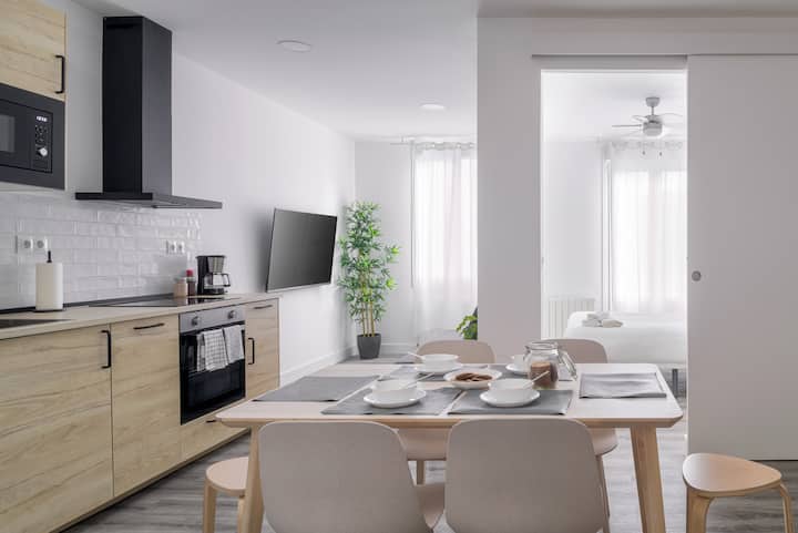 Historic 3 Double Br-2ba, Ac, Steps From Old Town - Bilbao