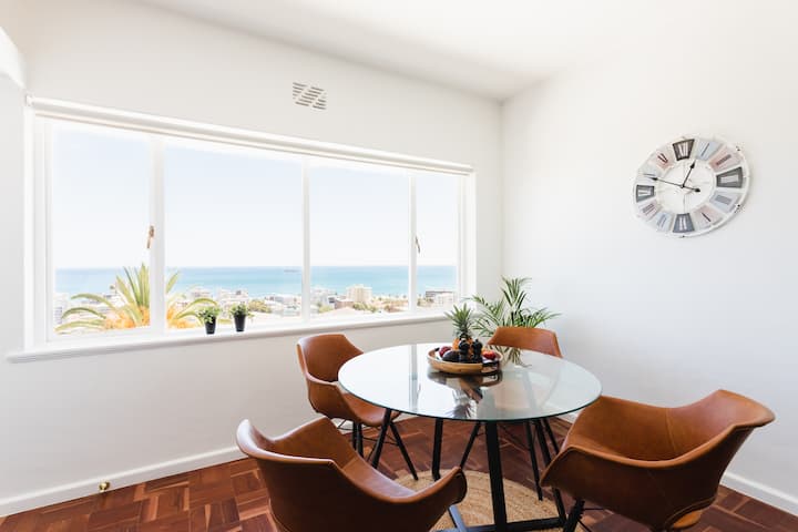 Scenic Ocean Vista 2-br Sea Point Apartment - Cape Town